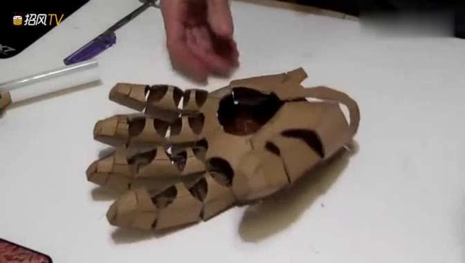 帅呆了!用纸板制作钢铁侠手套!