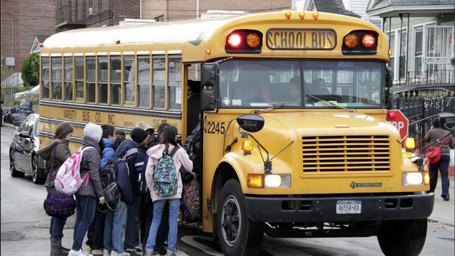 都说美国校车最安全,为什么安全?用这种材料制造