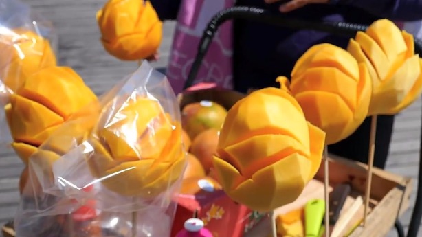 国外牛人教你做芒果花,只需五分钟,让你的吃货女友开心一天