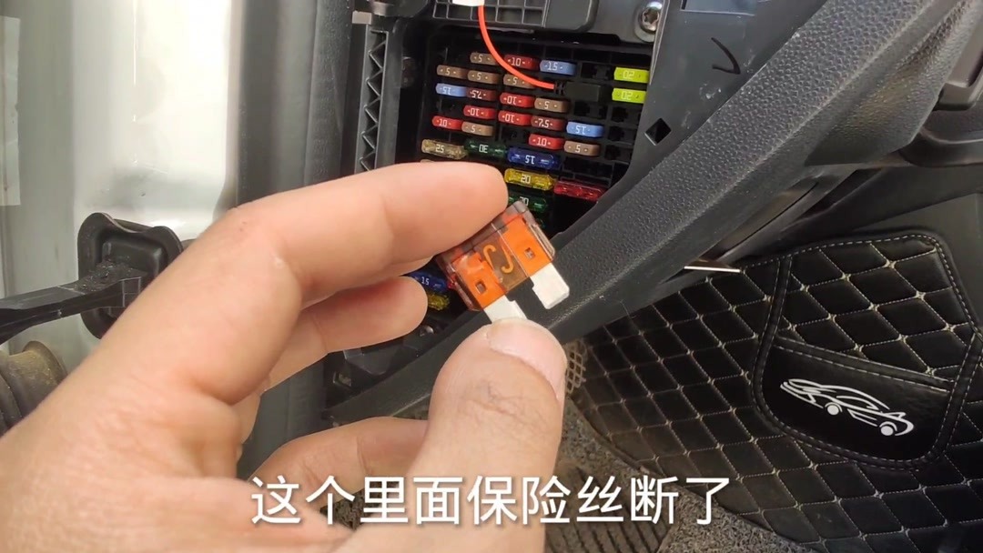 汽车雨刮器喷不出来水,小董不花一分钱就搞定,原因特别简单