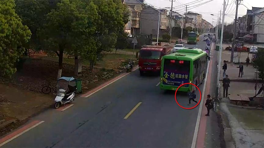 江西一小学生横穿马路被碾压身亡 监控瞬间曝光令人痛心!