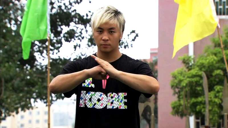 动作电影片段:释小龙饰演功夫青年,在擂台上击败外国对手