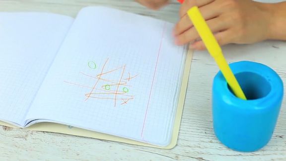 制作可以吃的笔筒,饿得不行了,我掏出来就是一口