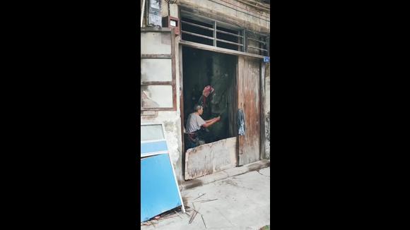 以前与老伴替人织渔网,如今老伴走了,余生只能编织回忆了!
