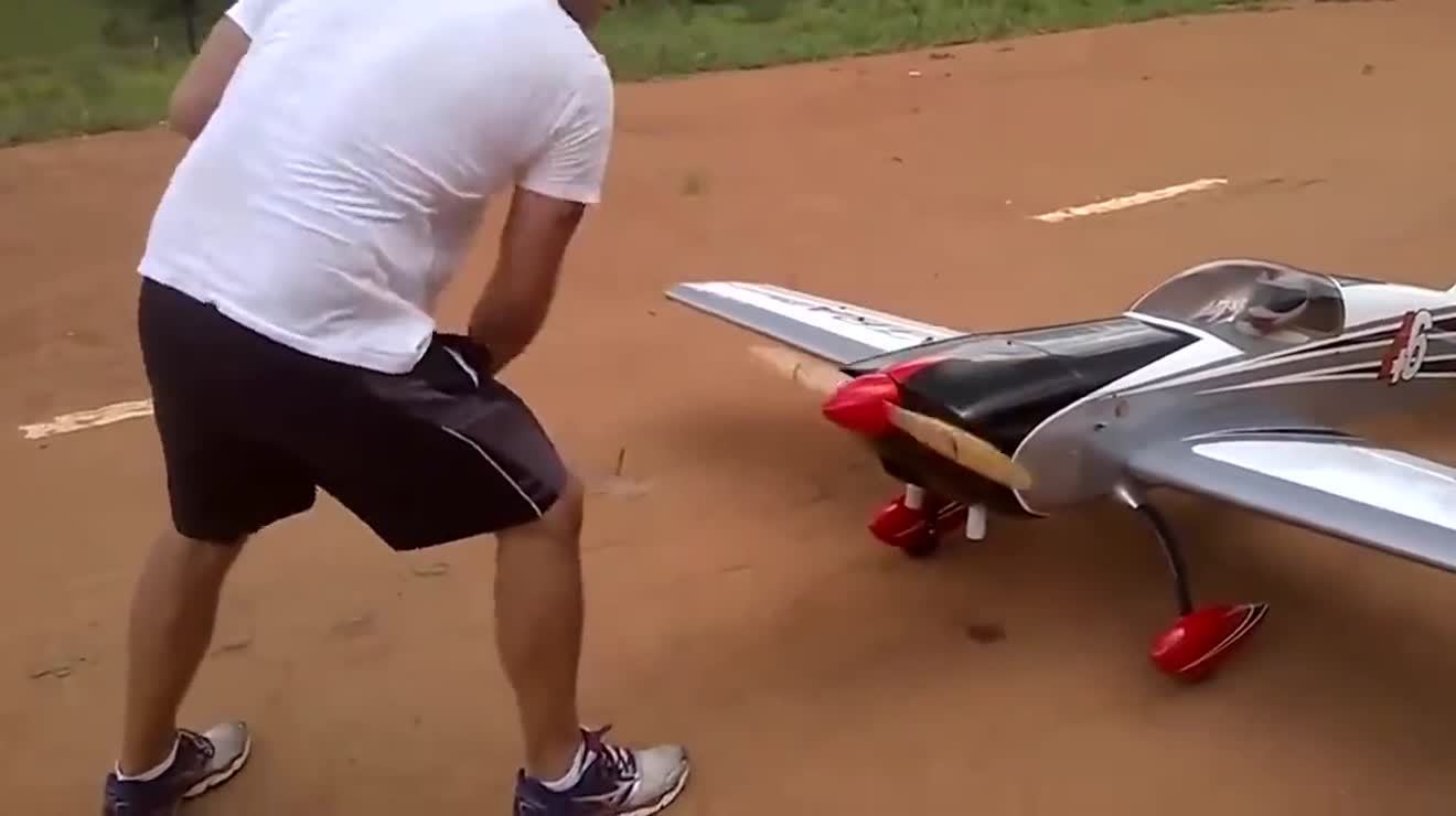 原来螺旋桨遥控飞机是这样启动的,看完长见识了!