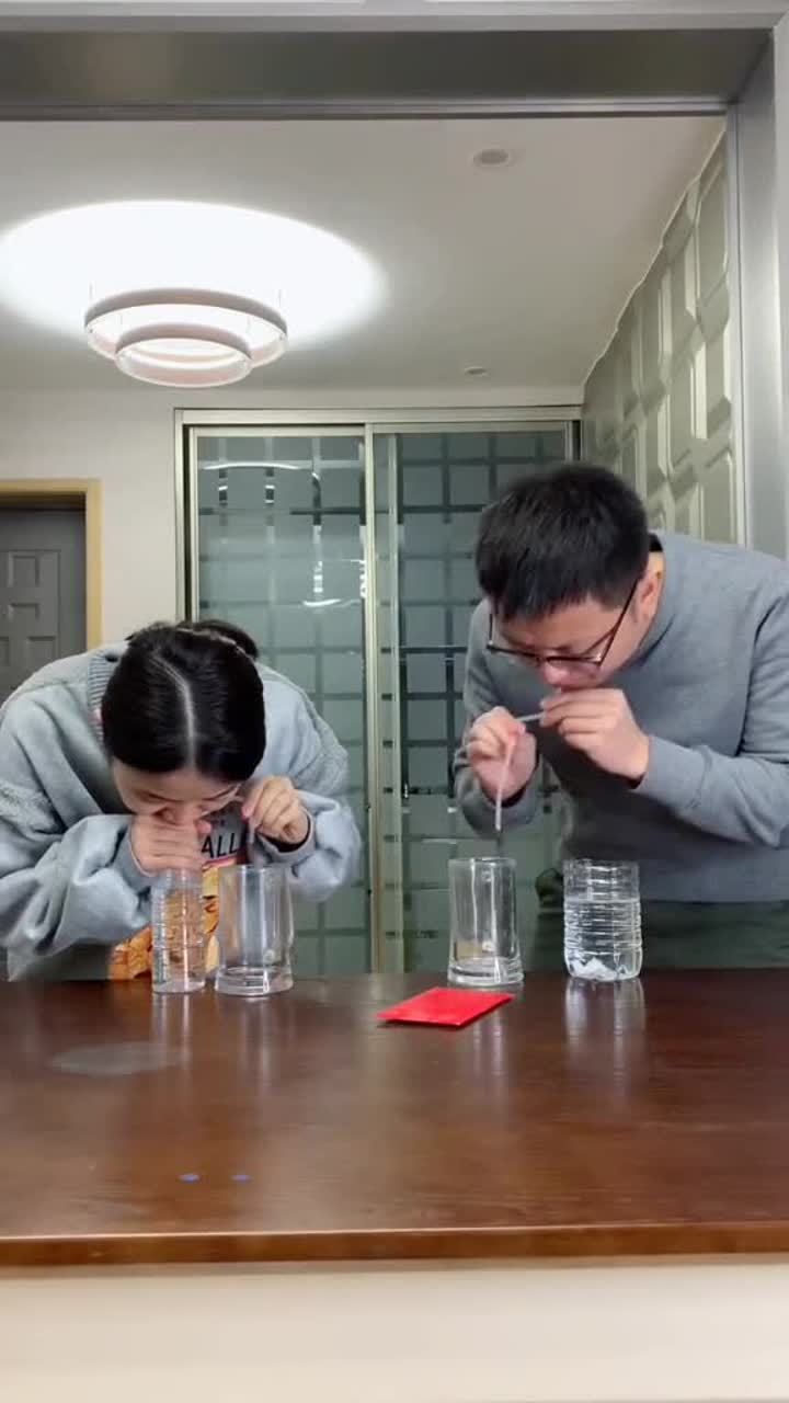 谁能更快的用吸管,把水转移到另一个杯子里