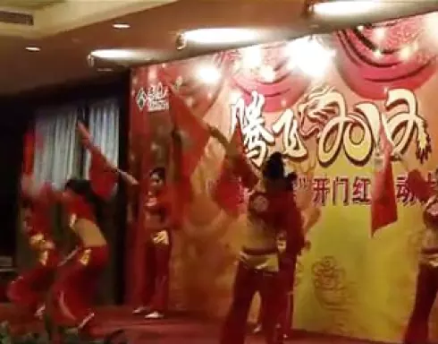 特色旗舞演出 美女舞蹈演艺