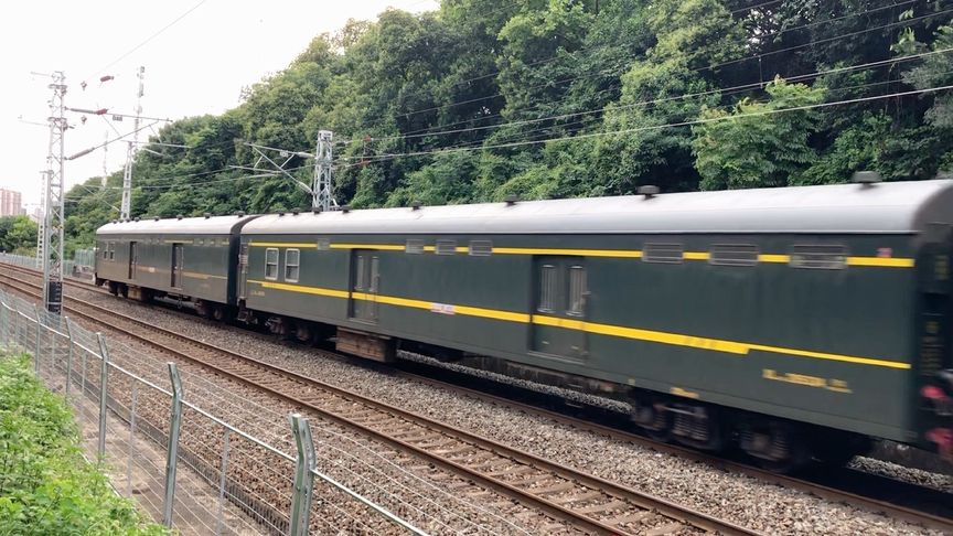 K531次列车,成都东开往杭州,列尾加挂双行李车