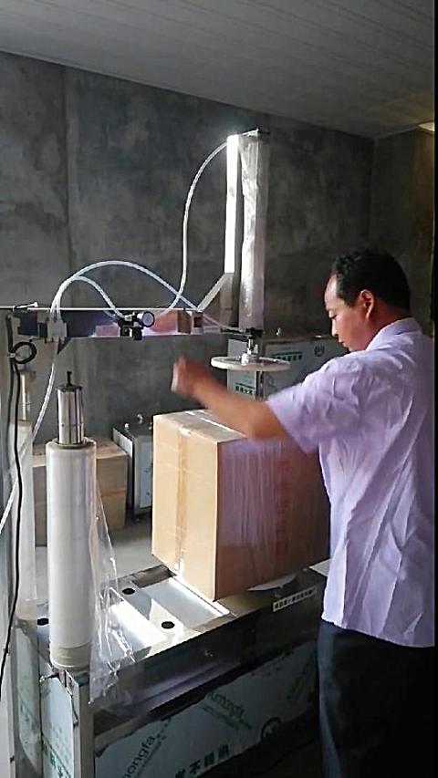 纸箱专用小型缠绕膜机,体积小,操作简单。省人工省人力。