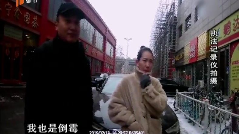 骑车打电话发生事故,外卖员不认责要走,被司机揪住报警