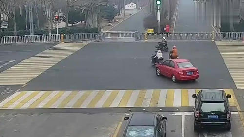 监控:绿灯亮起轿车起步,不料遇上闯红灯的电动车,事故就此发生!