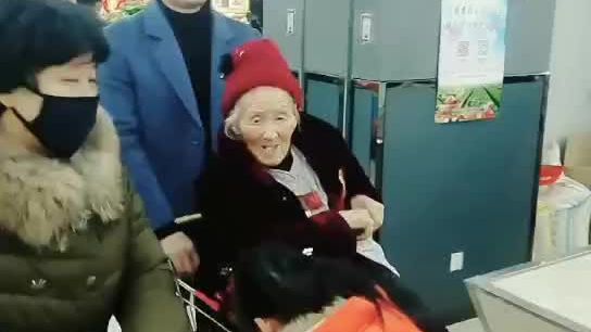 传承家风,发扬中华美德,孙子推着奶奶逛超市