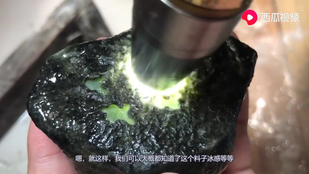 教你如何开窗,一块莫西沙翡翠原石小料,将会开出什么样的品质?