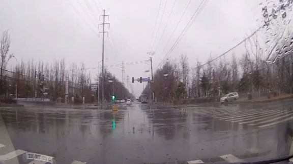 交通事故集锦,大家开车上路注意安全,遵守法规。