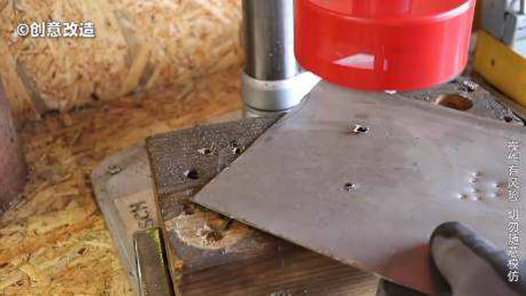 创意发明,牛人在家用螺丝和铁板手工制作木料打磨器,简单实用