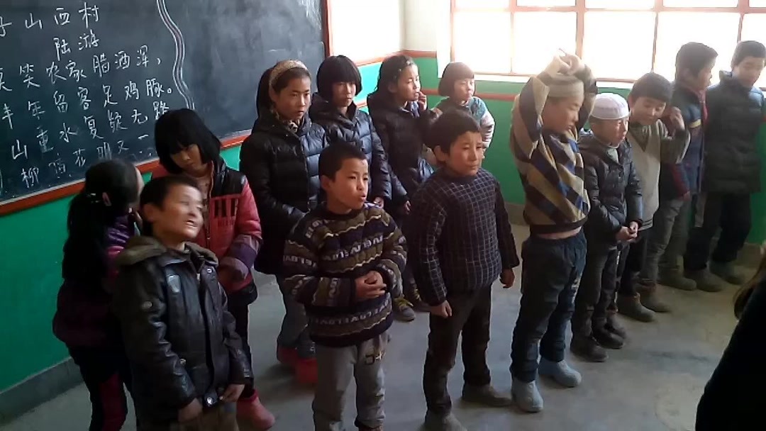 志愿者教留守儿童跳舞