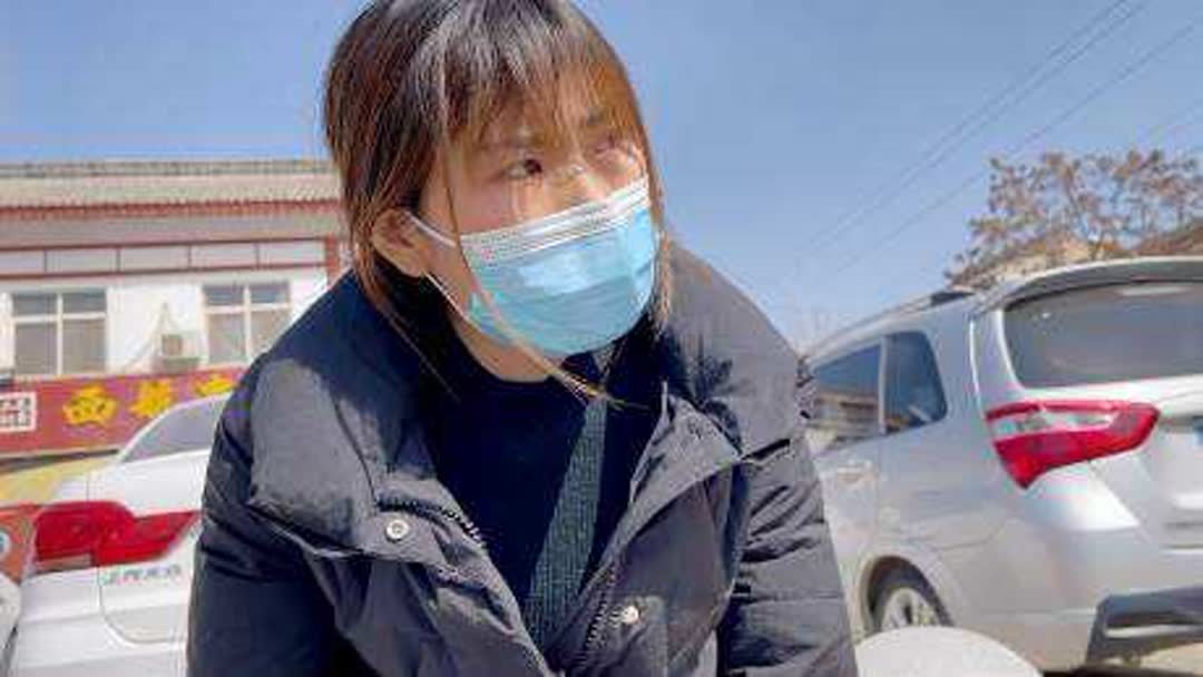 两人相亲刚认识一个月,小伙就给美女一万块钱,姑娘突然情绪失控