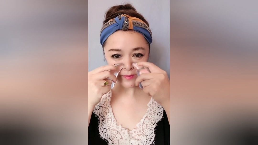 刮痧能给肌肤。带来很多好处,改善皱纹,提亮肤色,肌肤紧实,有很好的...