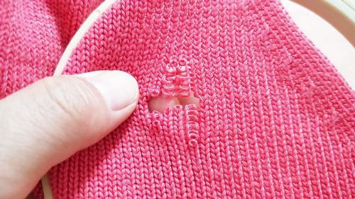 羊毛衫被虫蛀破洞怎样办?织补匠教你,针织羊绒毛衣T恤无痕织补