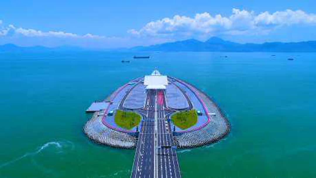 实拍港珠澳大桥,2个人工岛,全长55公里的跨海大桥穿越海底隧道