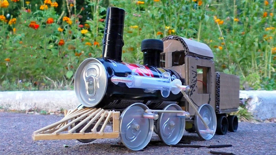 老外自制玩具蒸汽火车,只需纸板和几个易拉罐,网友:高手在民间
