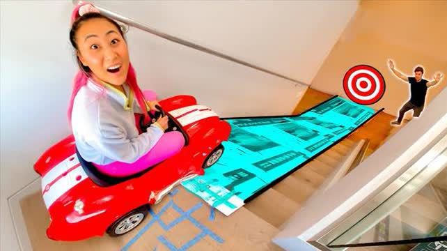 女孩闲着无聊,在家中制作超大滑梯,太好玩了