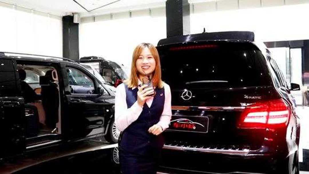 不愧是200多万的奔驰房车,连尾箱都比埃尔法大一号!