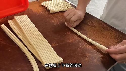 面团相互缠绕形成麻绳的模样,因而被人们简称麻花卷