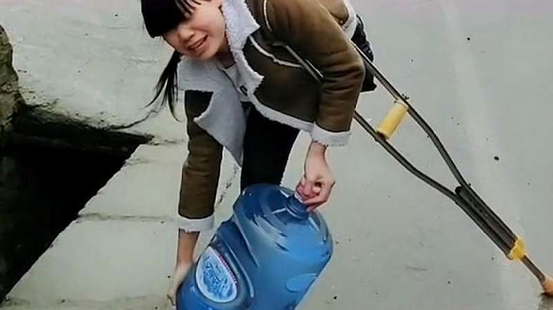 残疾女孩左腿截肢,每天搬水挣钱养活自己,看了这一幕太心疼了!