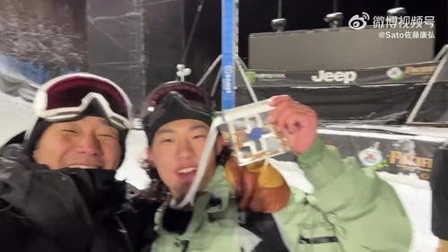 教练庆祝苏翊鸣XGAMES摘铜 Sato佐藤康弘 :果然我们是niubiest在X-...