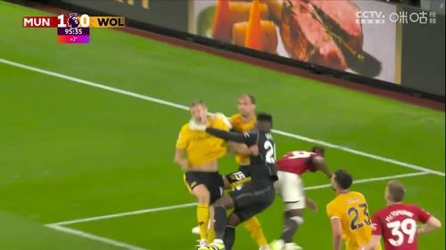 ...但比赛最后时刻奥纳纳出击撞倒对方球员,裁判未判罚点球引发争议[...