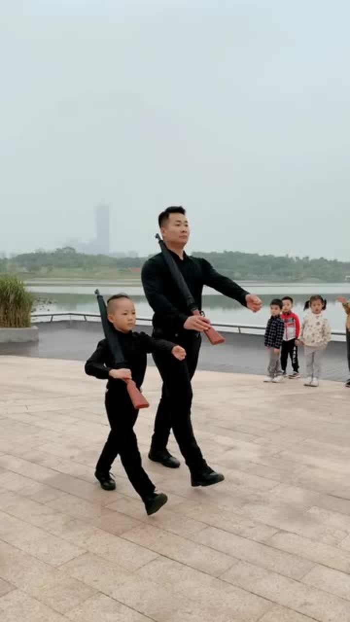 90后退伍爸爸,15后儿子,寒假陪儿子做点运动锻炼 父子二人配合默契 ...