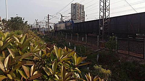 HXD3D型电力机车牵引K22次列车从京广线滠口站附近经过