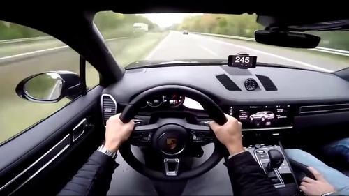 保时捷卡宴狂飙,豪车不仅是一个车标那么简单,还有夸张的性能