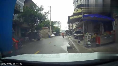 行车记录仪,乡村公路雨天这样超车太疯狂,你们千万别学,安全最重要