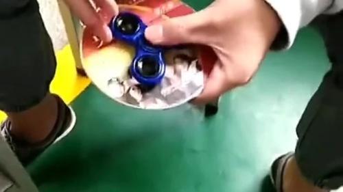 网友用指尖陀螺和光盘做了个,角动量守恒装置,,太牛了