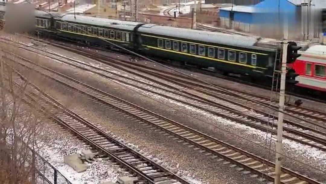 哈尔滨百年老站双城堡站开往青岛北的K704次列车进站