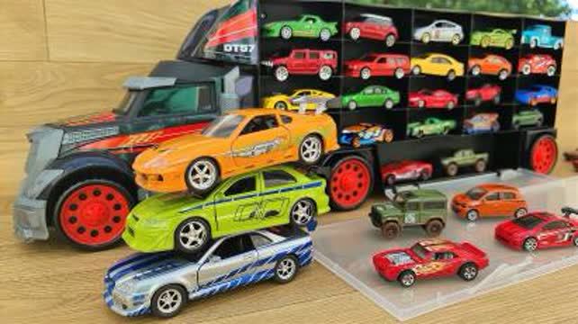 用卡车运输彩色汽车模型