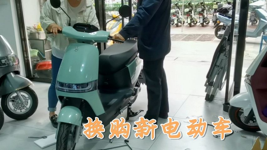 旧雅马哈电动车电池续电不行了,到附近的爱玛店换购了一辆新的