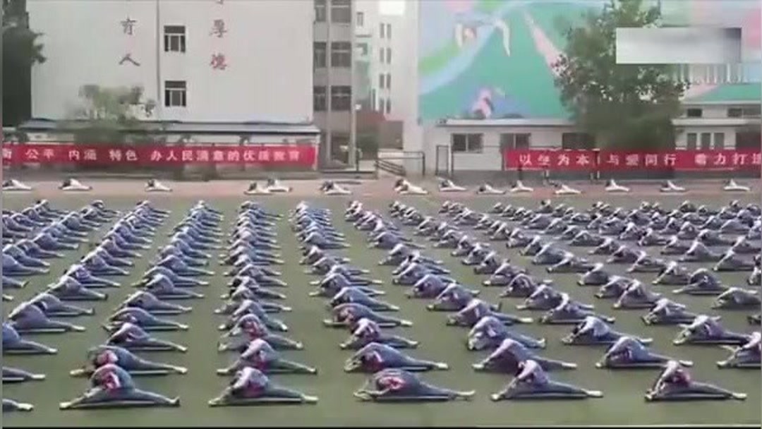 小学生上演震撼课间操 场面震撼hold住你!