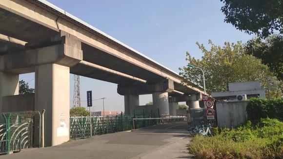 在上海浦东新区,遇到磁悬浮列车通过,看着像是光速一样