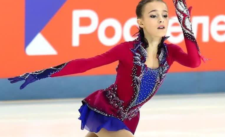 俄罗斯天才滑冰美女,16岁因身材太好面临退役,身材好也是错?