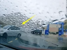 行车记录仪: “神车”飞度路口上演漂移甩尾掉头, 车上不是10年老司机...