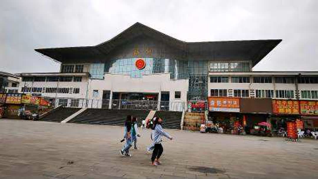 实拍贵州都匀火车站,上下车场景让人震撼,人太多了