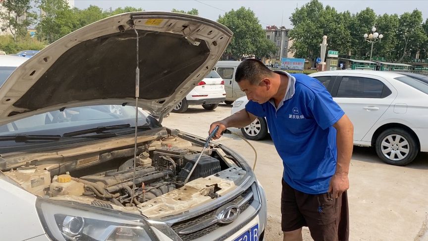 农村小伙给汽车做保养,30年修车师傅不停称赞,国产车质量真棒!