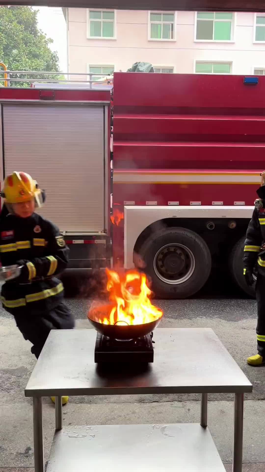 油锅起火怎么办?跟着蓝朋友来学习正确的做法!