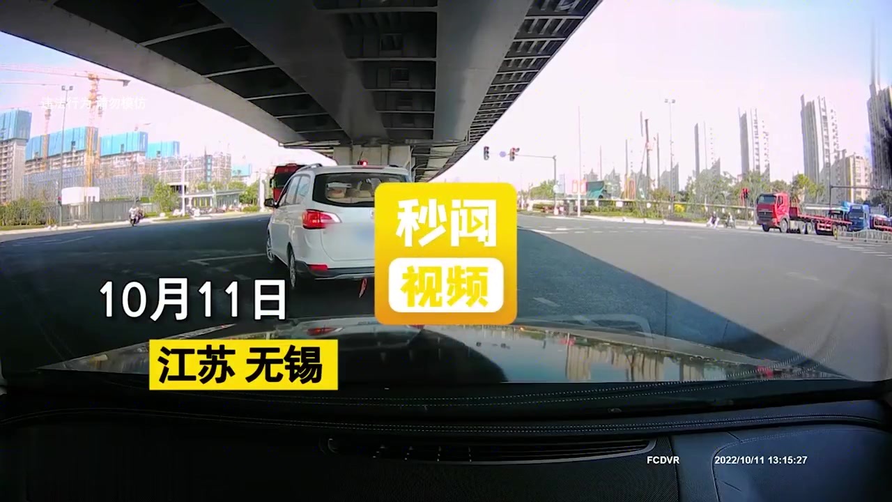 男子同前车路口左转弯,前车不慎转入逆向车道,网友:似曾相识