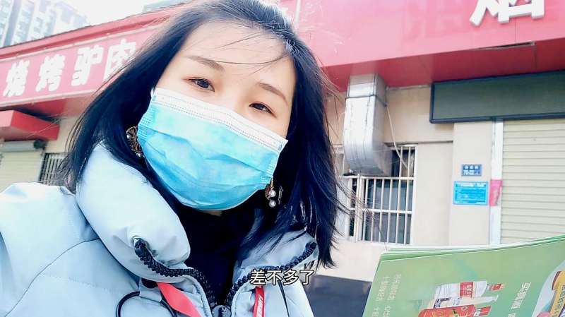 老板娘为了还房贷去上班,被店长派到大街上发宣传单,加油吧