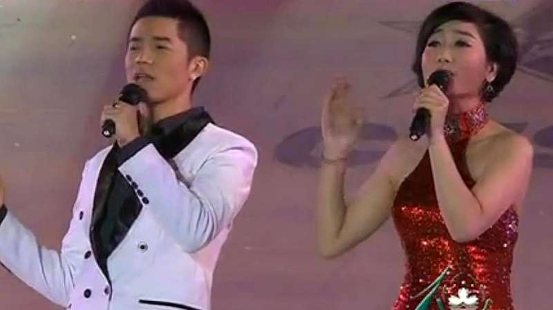 凤凰传奇演唱《中国我爱你》,歌声荡气回肠,经典永流传!