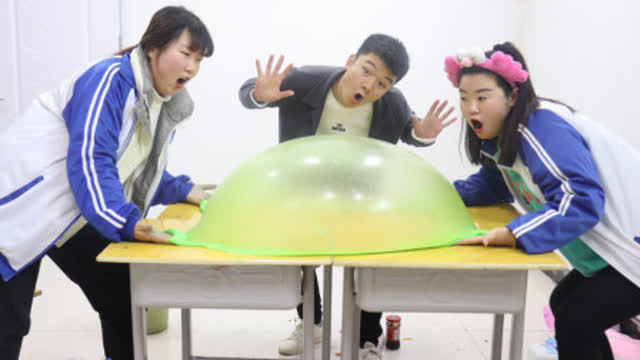 代课老师收作业,学生百般刁难不交作业,老师一招搞定,无硼砂